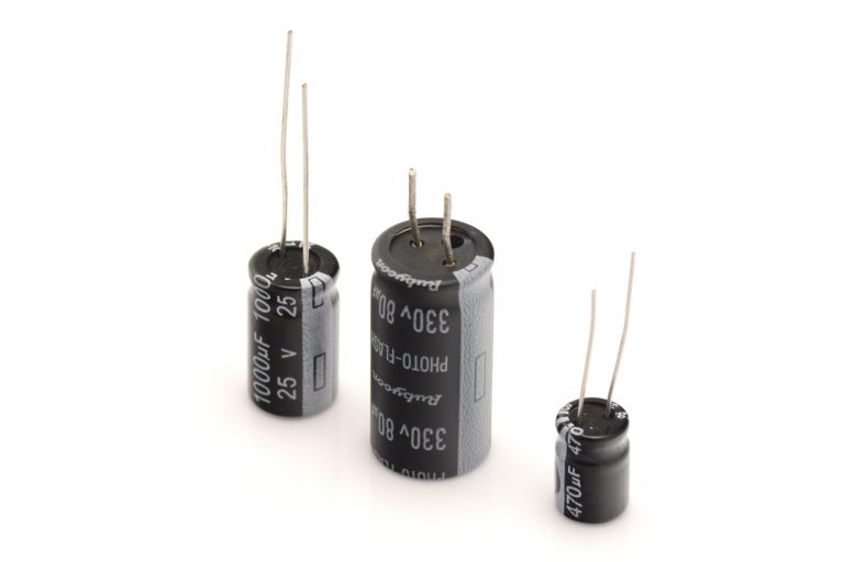 Kondensatory elektrolityczne i ceramiczne w kursie elektroniki (2025)